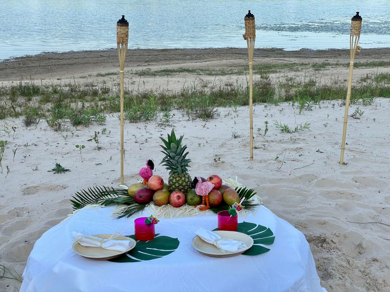 A quick and easy tropical tablescape - A Life Unfolding