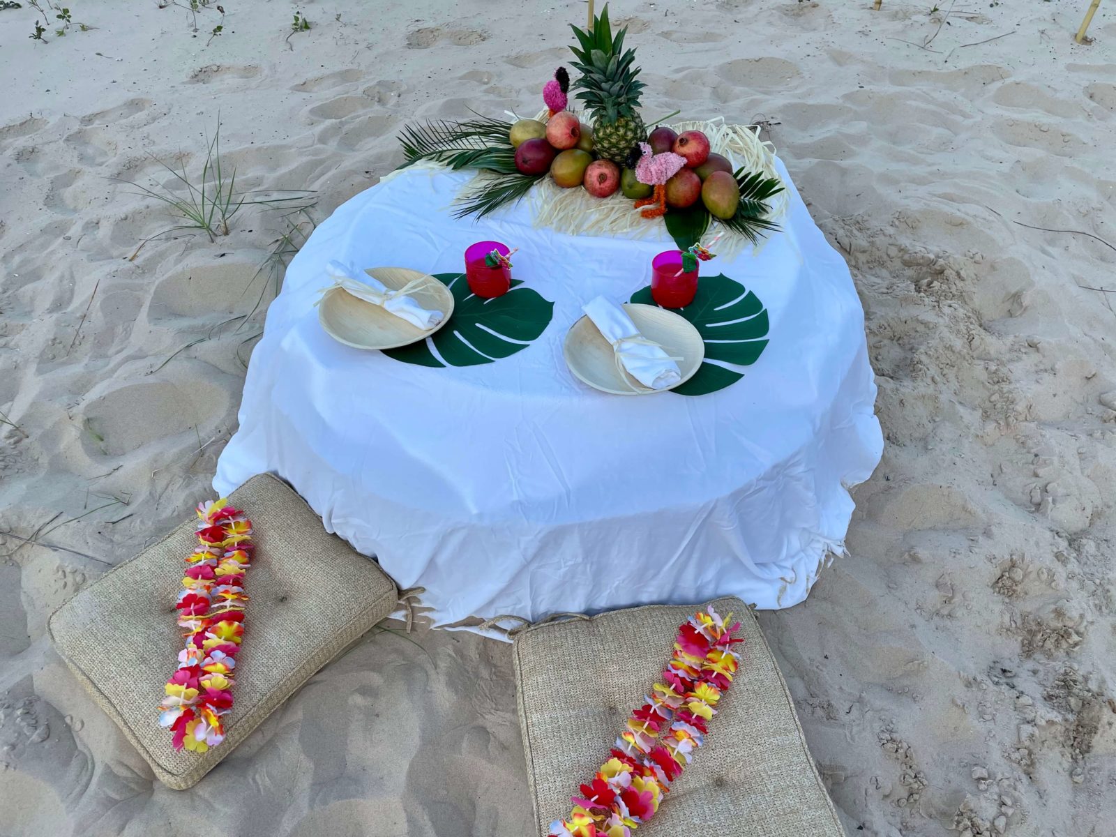A quick and easy tropical tablescape - A Life Unfolding